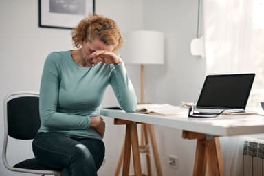 Cyjanek – co to jest? Objawy zatrucia, pierwsza pomoc, leczenie