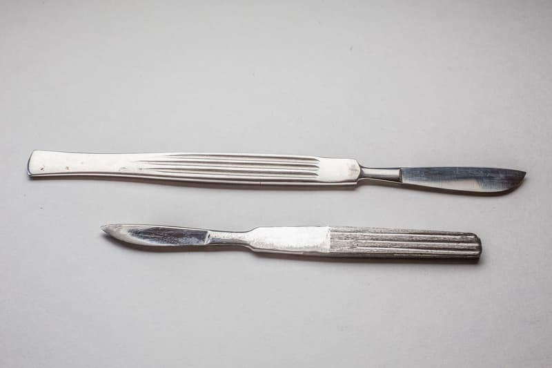 Czyrak – objawy, jak wygląda, leczenie, wyciskanie, antybiotyk, maść ...