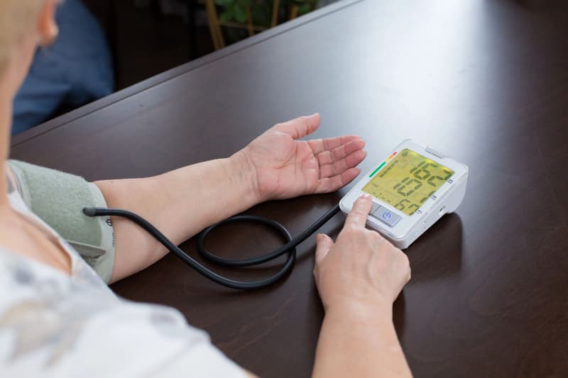 Plamy opadowe (pośmiertne) – po jakim czasie występują i jak wyglądają?