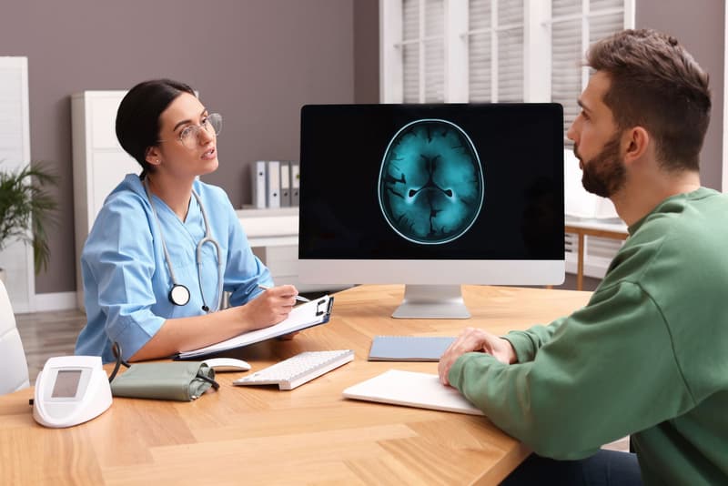 Oponiak mózgu (meningioma) – objawy, przyczyny, powikłania, leczenie ...