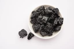 Shilajit (mumio) – co to jest? Właściwości, działanie, skutki uboczne