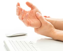 Objaw Raynauda – przyczyny, objawy i leczenie zespołu Raynauda