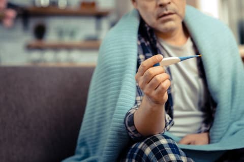 Cyjanek – co to jest? Objawy zatrucia, pierwsza pomoc, leczenie