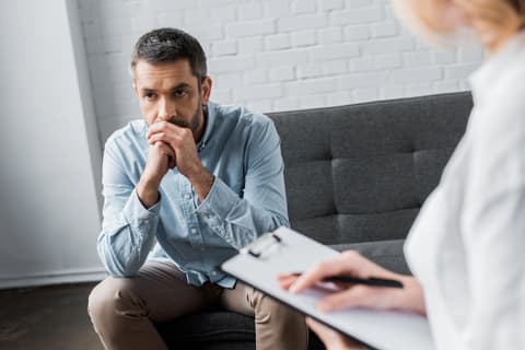 Gynofobia – co to jest, objawy, przyczyny i terapia lęku przed kobietami