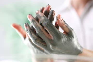 Peloidoterapia (leczenie borowiną) – właściwości, wskazania, efekty