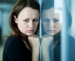 Gynofobia – co to jest, objawy, przyczyny i terapia lęku przed kobietami