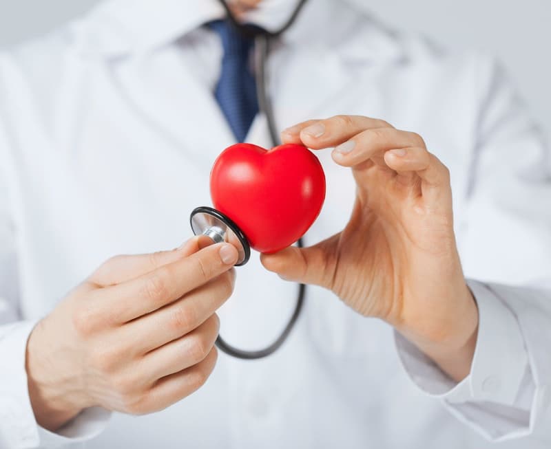 Plamy opadowe (pośmiertne) – po jakim czasie występują i jak wyglądają?